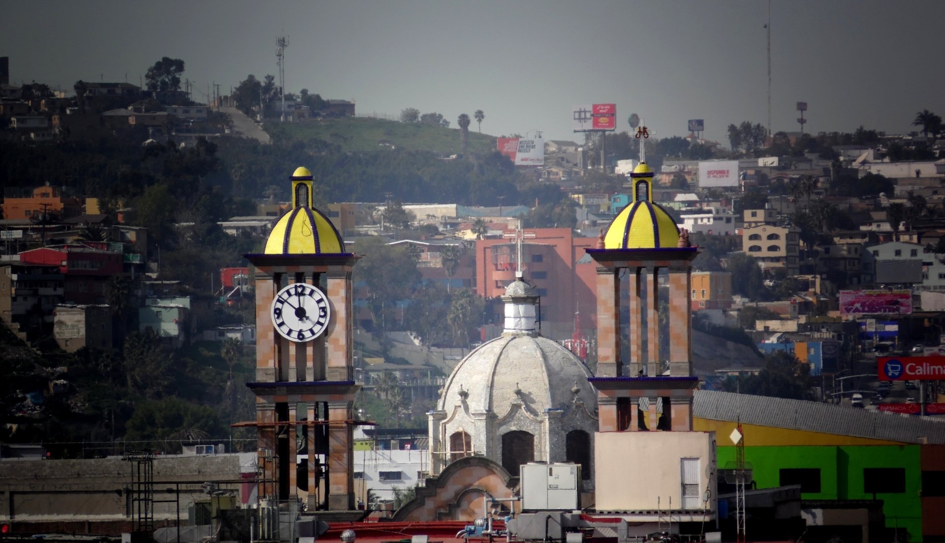 Iglesia de Tijuana by Mike Navolta