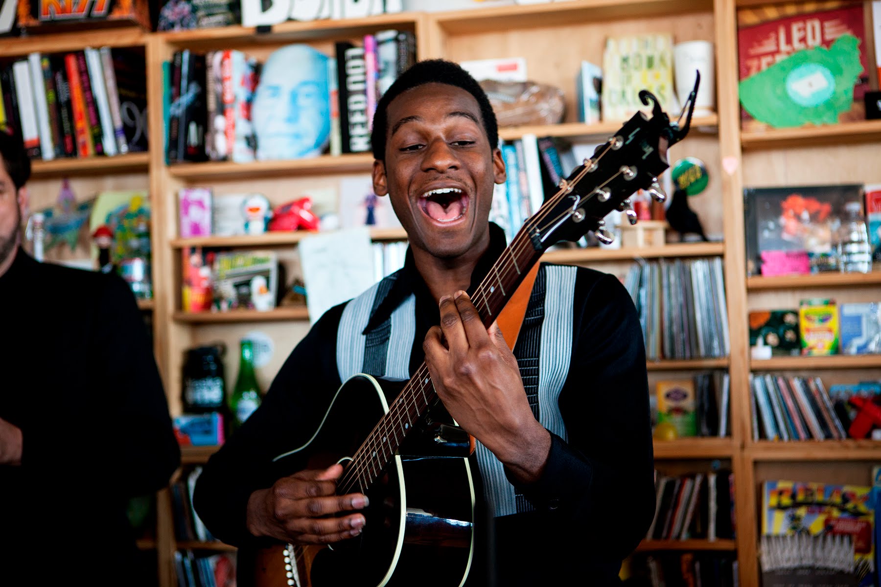 Download Music Leon Bridges Musician Guitar Performance Image