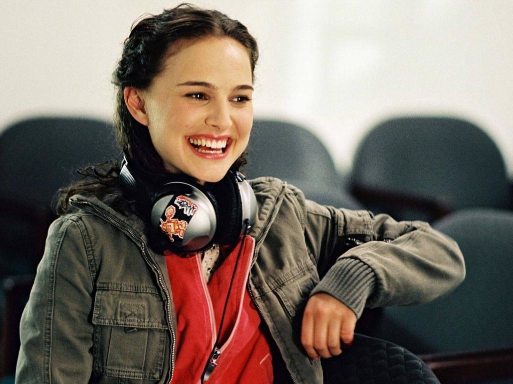 Natalie Portman Rocks Stylish Headphones with Effortless Celebrity Charm