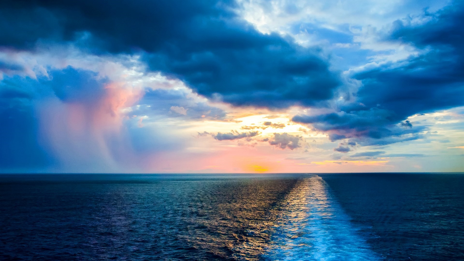 Sunbeam Shining on Ocean at Dusk - Image Abyss