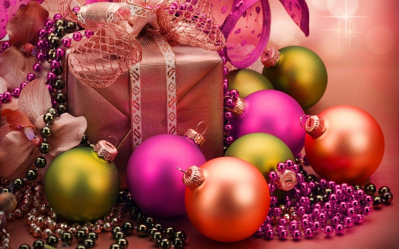 Festive Gift Delight: Sparkling Christmas Ornaments & Holiday Cheer