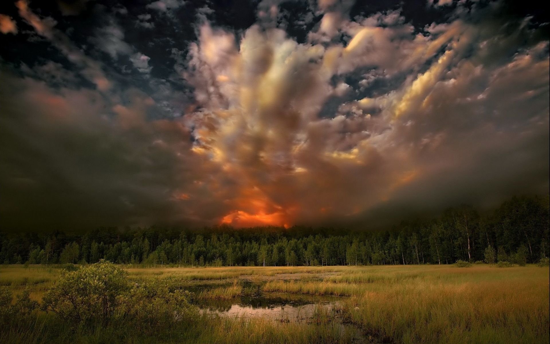 Nature's Fiery Sky: A Dramatic Sunset Unfolds