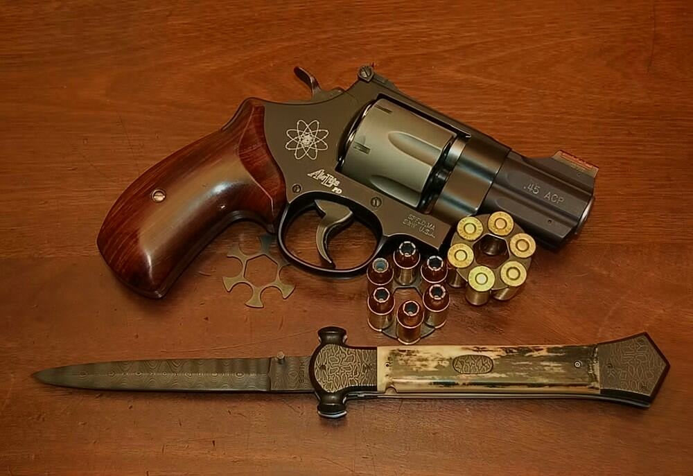 Revolver Picture - Image Abyss