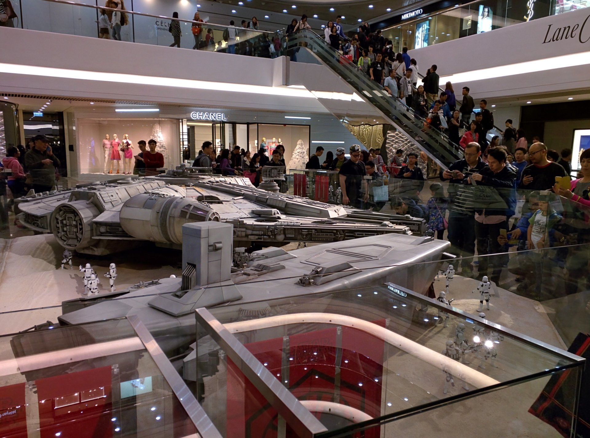 Star Wars Sci-Fi Spectacle in a Shopping Mall