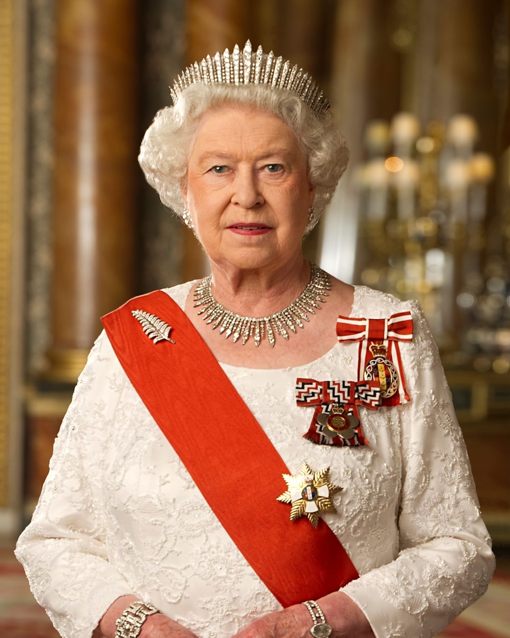 Queen Elizabeth II - Desktop Wallpapers, Phone Wallpaper, PFP, Gifs ...