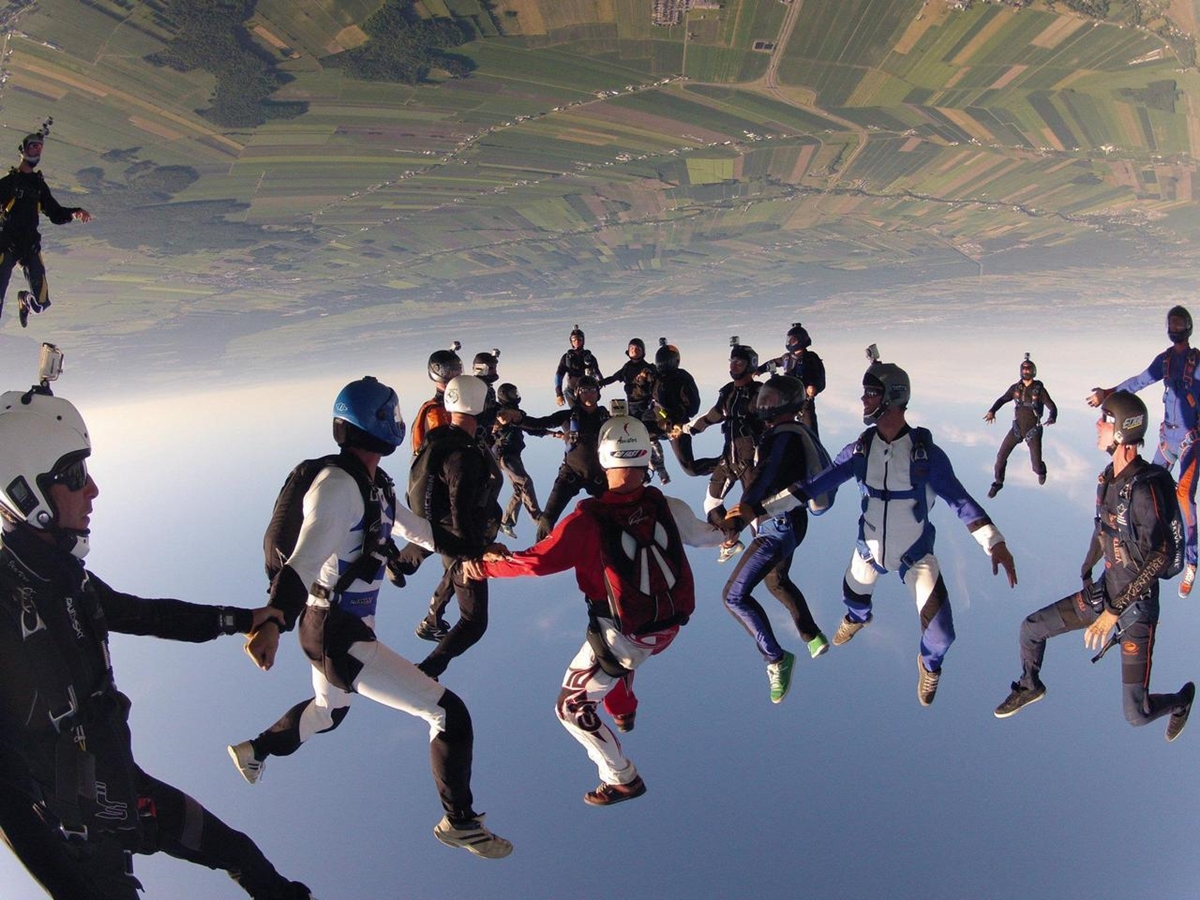 skydiving in freefall - Image Abyss