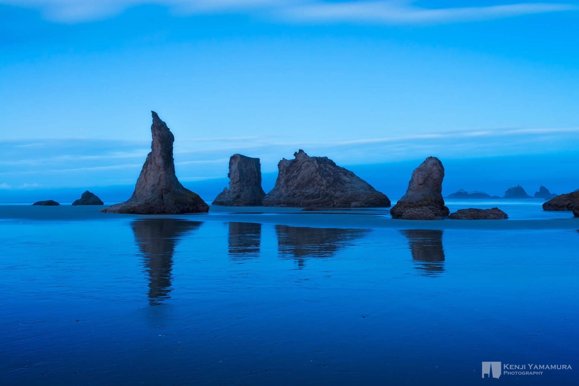 Serenity in Blue: Ocean Reflections Under a Vast Sky