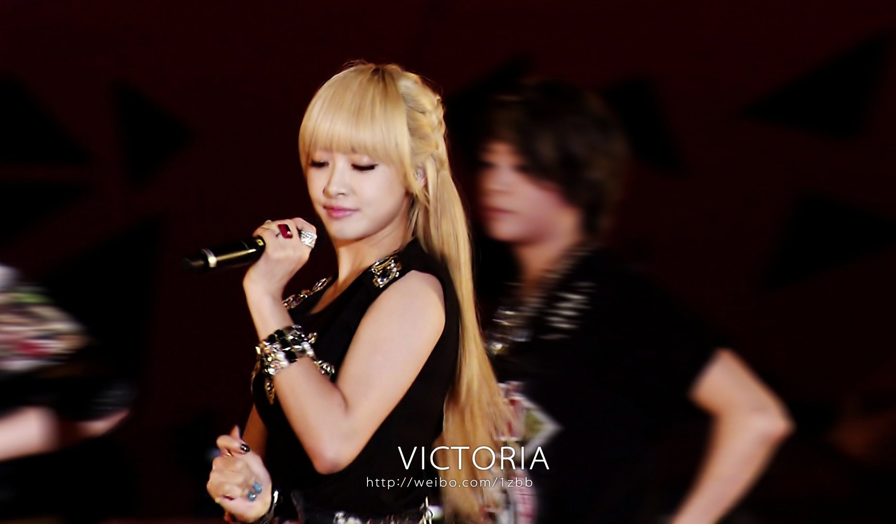 F(x) Music Moments: Victoria's Stage Presence