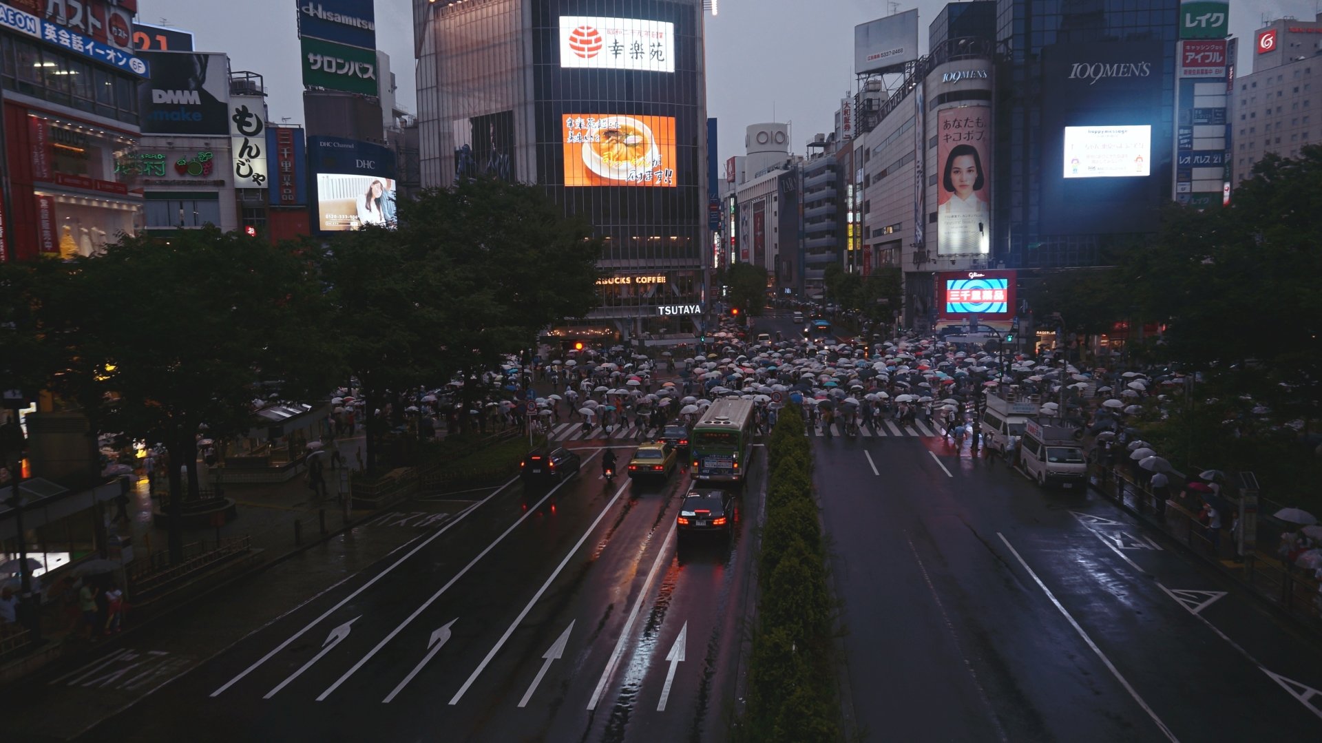 Tokyo's Crowded Streets: A Vibrant Urban Scene