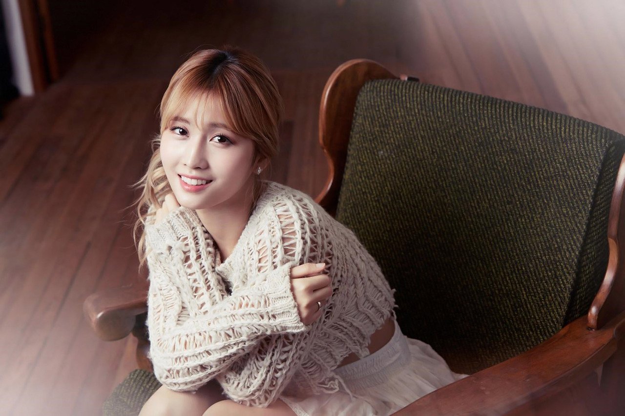 Download Momo (Singer) Music TWICE Image