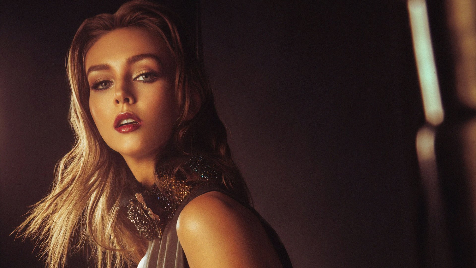 Download Necklace American Lipstick Blonde Model Woman Rachel Cook Image