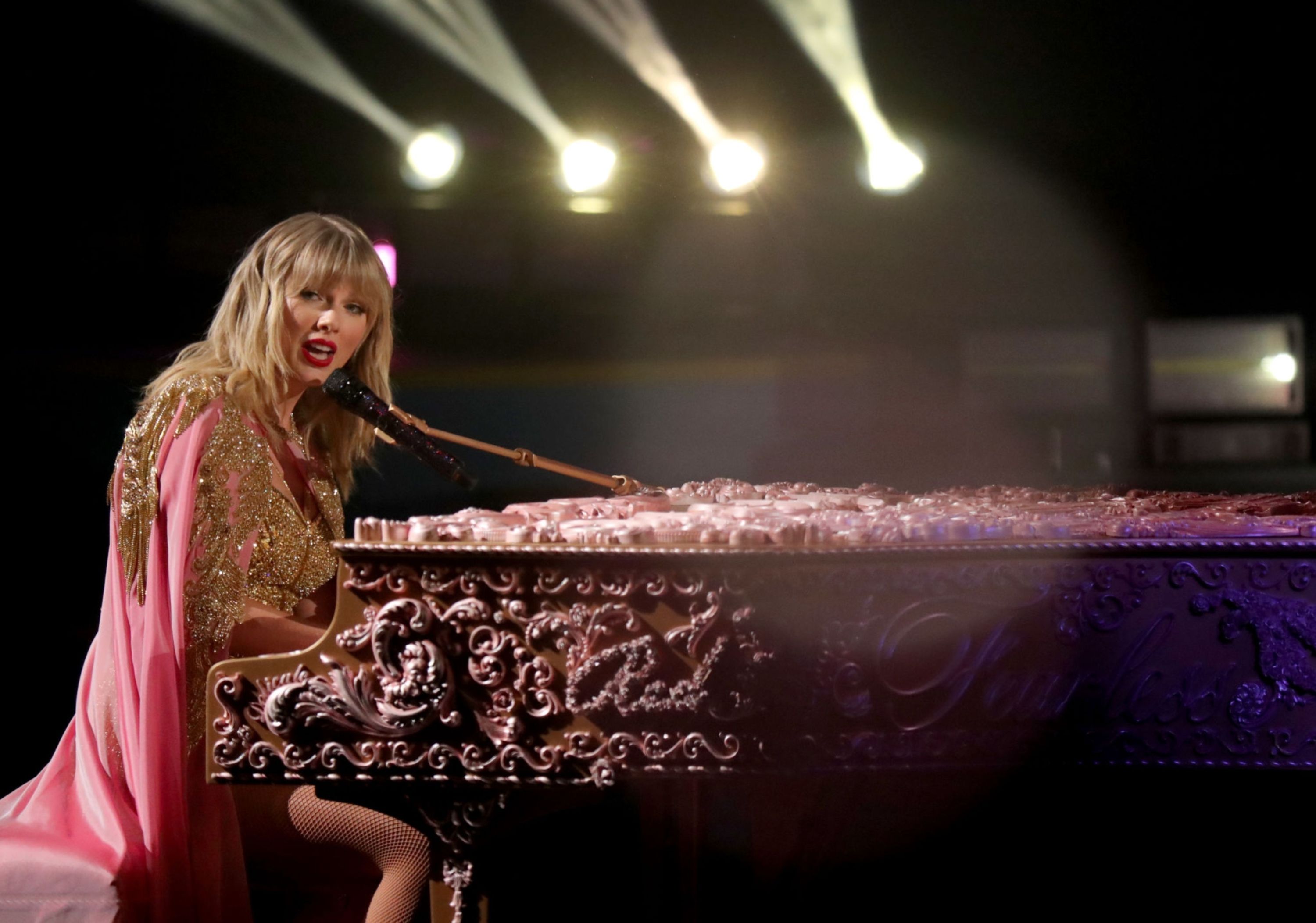 Taylor swift at AMA 2019 - Image Abyss