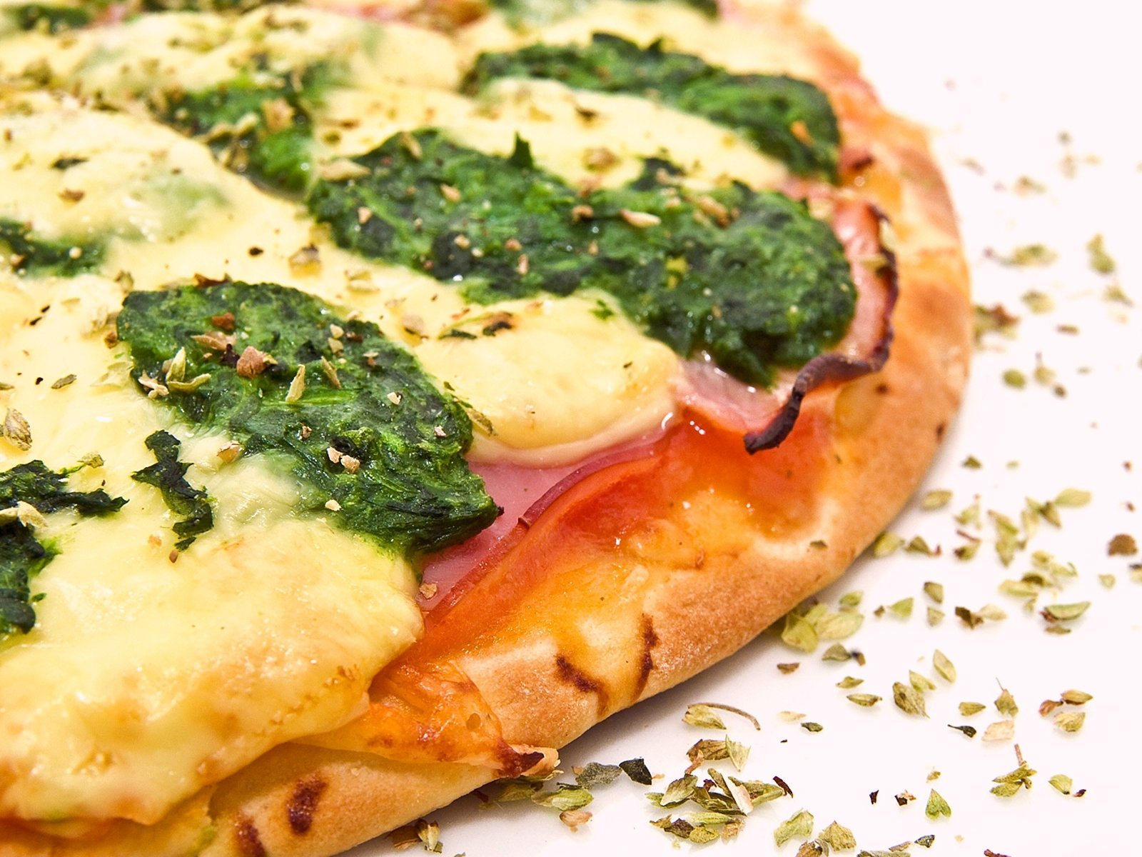 Herbed Spinach & Mozzarella Pizza