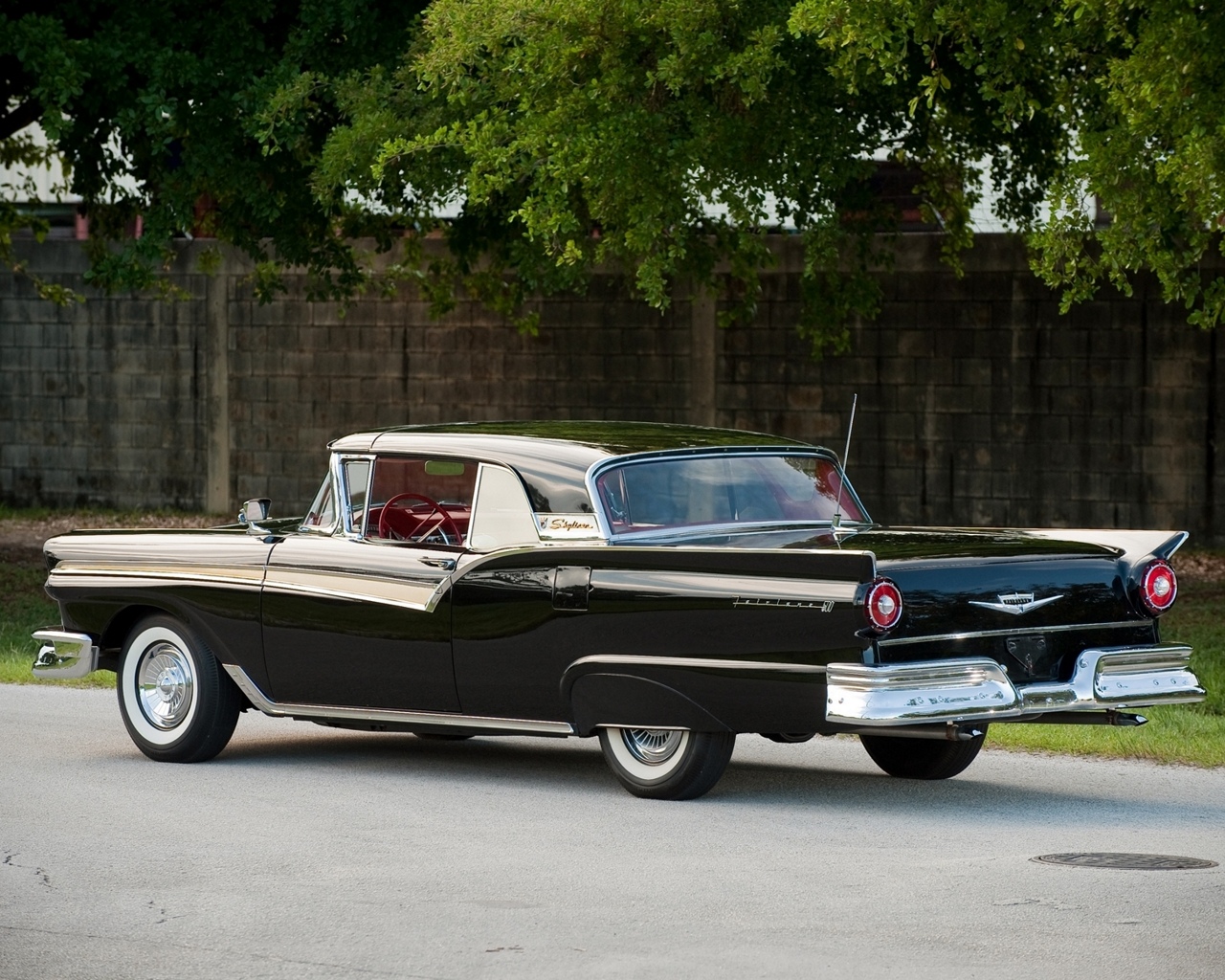 1957 Ford Fairlane 500 skyliner retractable hardtop convertible - Image ...