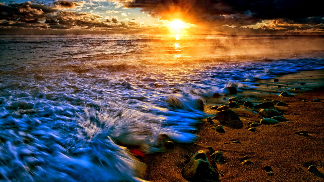 Serene Sunset Waves: Nature's Beachside Symphony