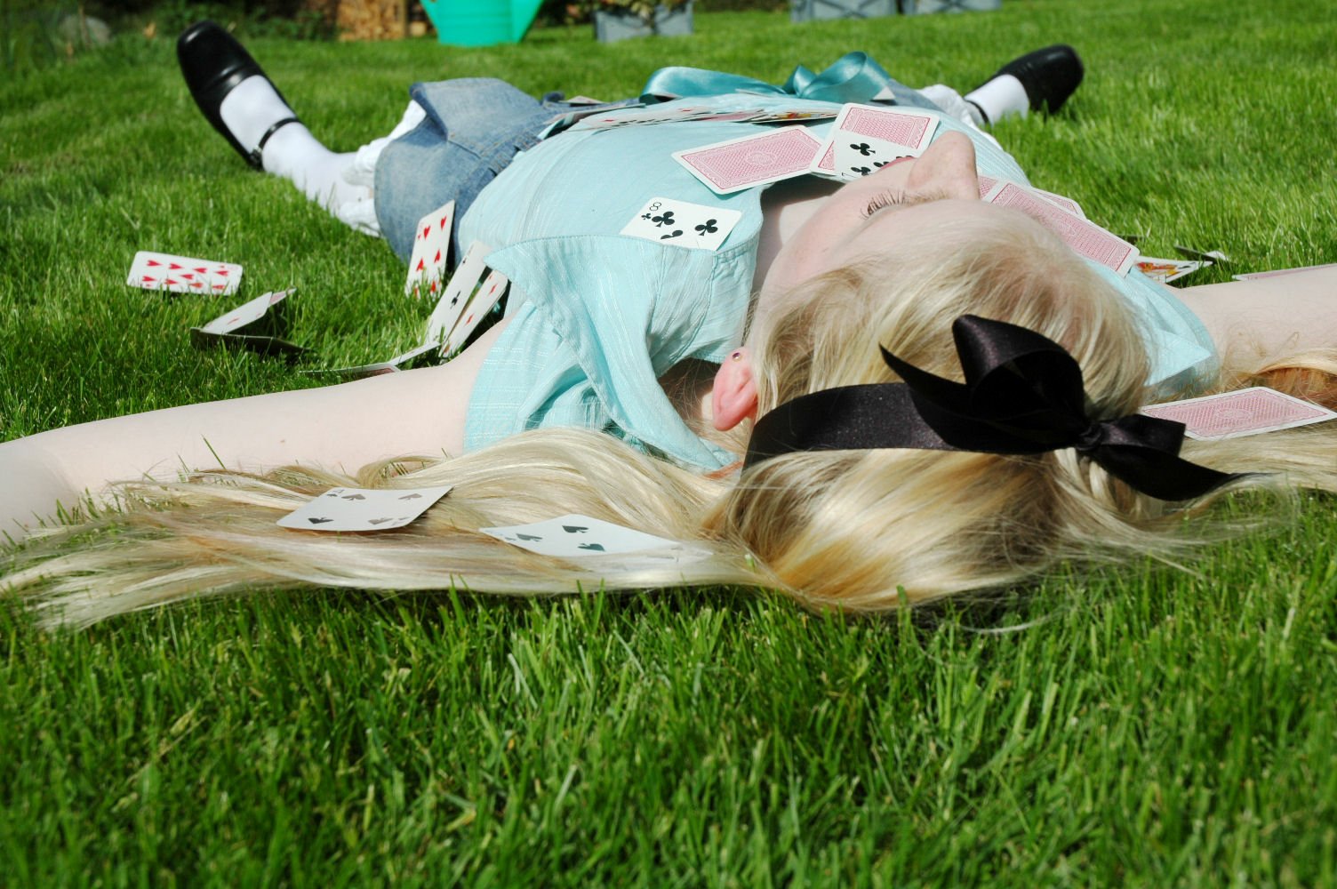 Alice in Wonderland Cosplay: A Whimsical Scene