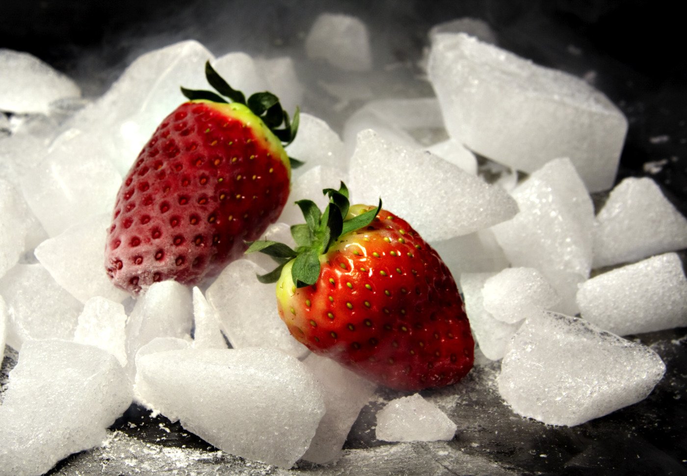 Chilling Delight: Fresh Strawberries on Ice