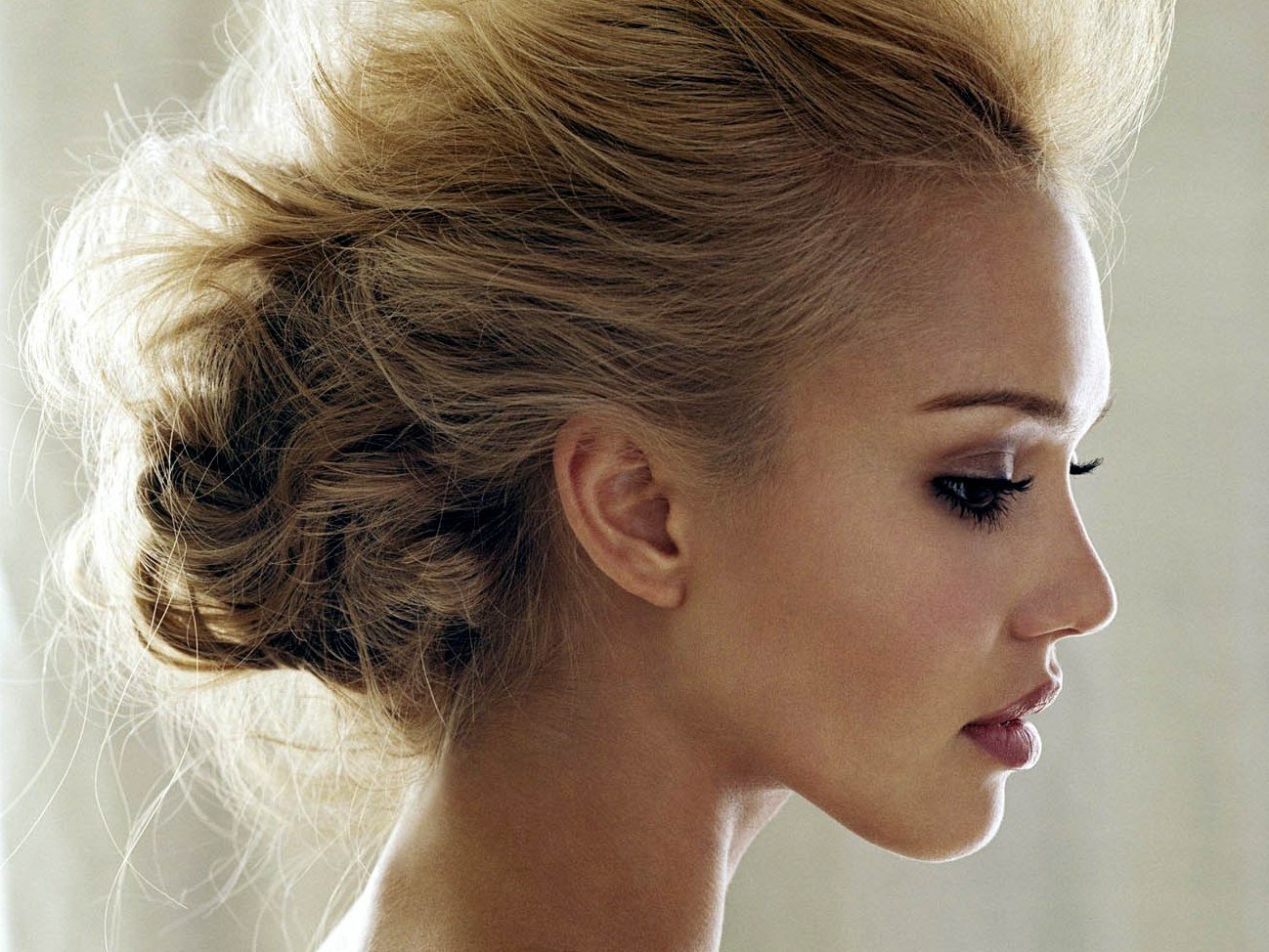 Jessica Alba: Elegance and Grace in Profile