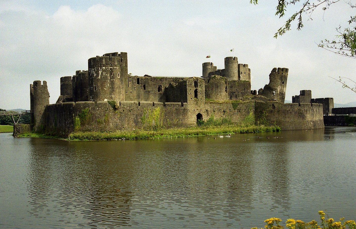 Caerphilly Castle - Desktop Wallpapers, Phone Wallpaper, PFP, Gifs, and ...